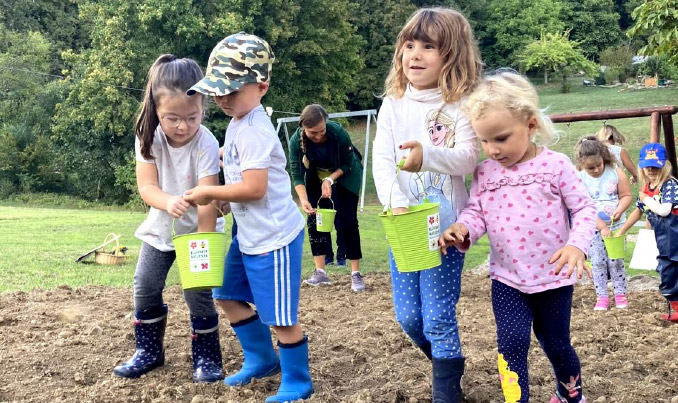 Kinder säen Wildblumenwiese – NOKZEIT